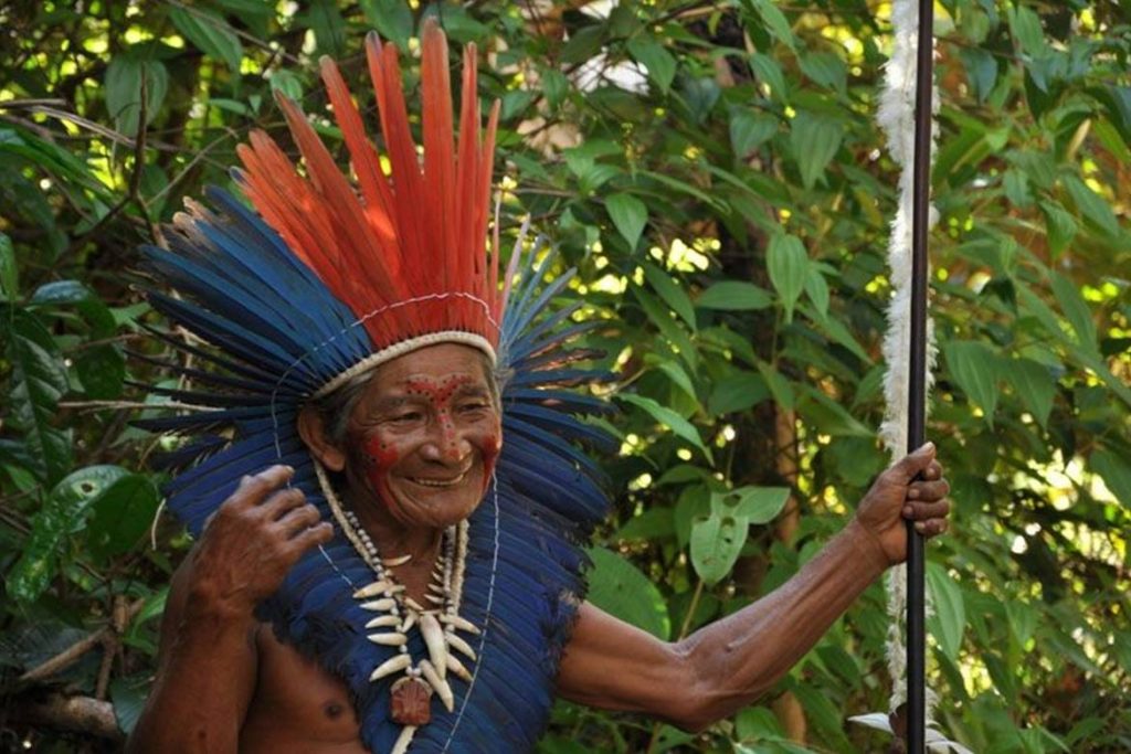 Liderança espiritual, o pajé exerce a função de curandeiro e conselheiro