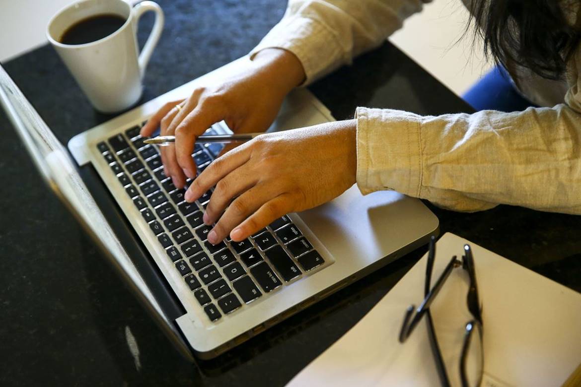 Mulheres são mais conectadas, mas acessam menos serviços na internet